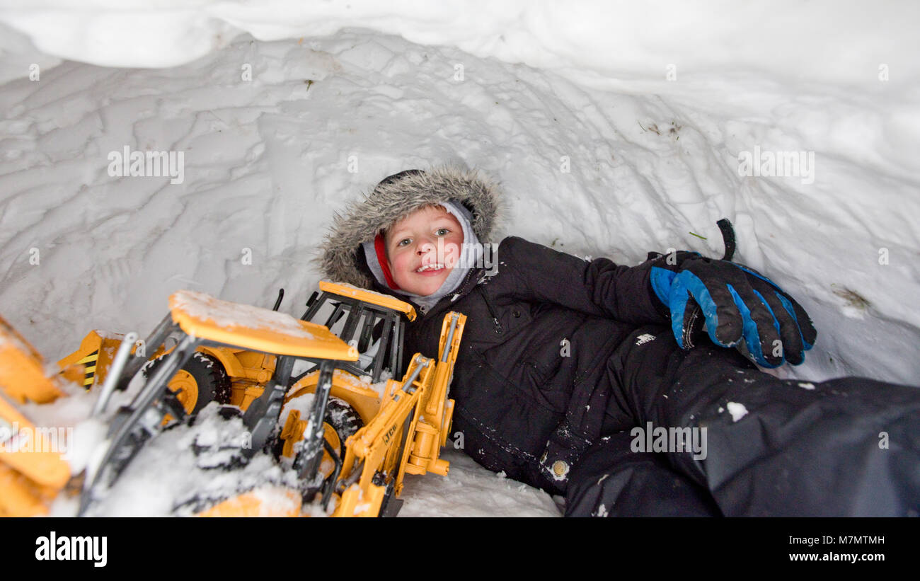 Inside of igloo hi-res stock photography and images - Alamy