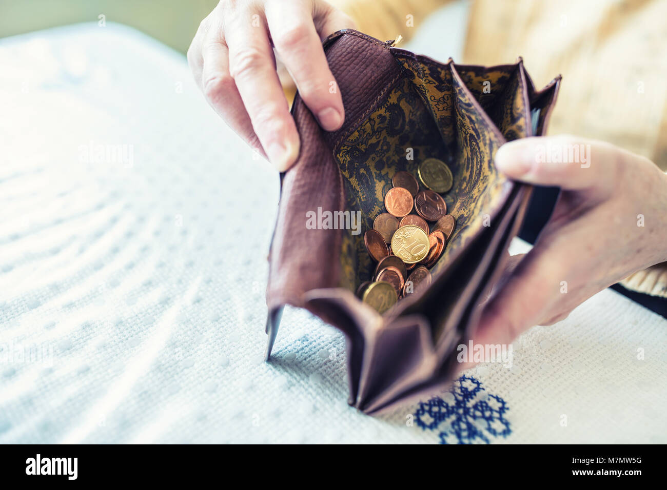 Woman empty wallet elderly hi-res stock photography and images - Alamy