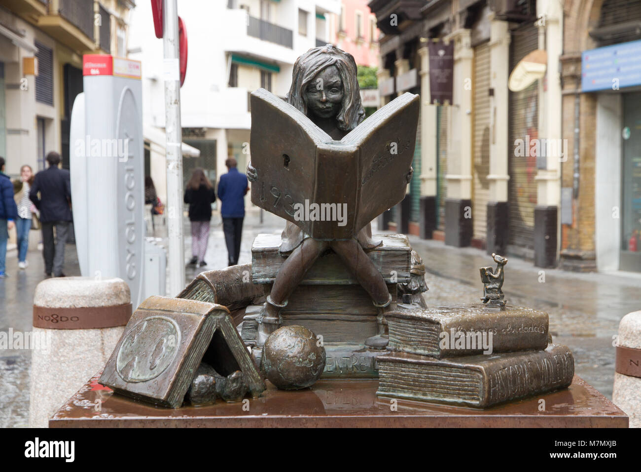 Statue reading book hi-res stock photography and images - Alamy