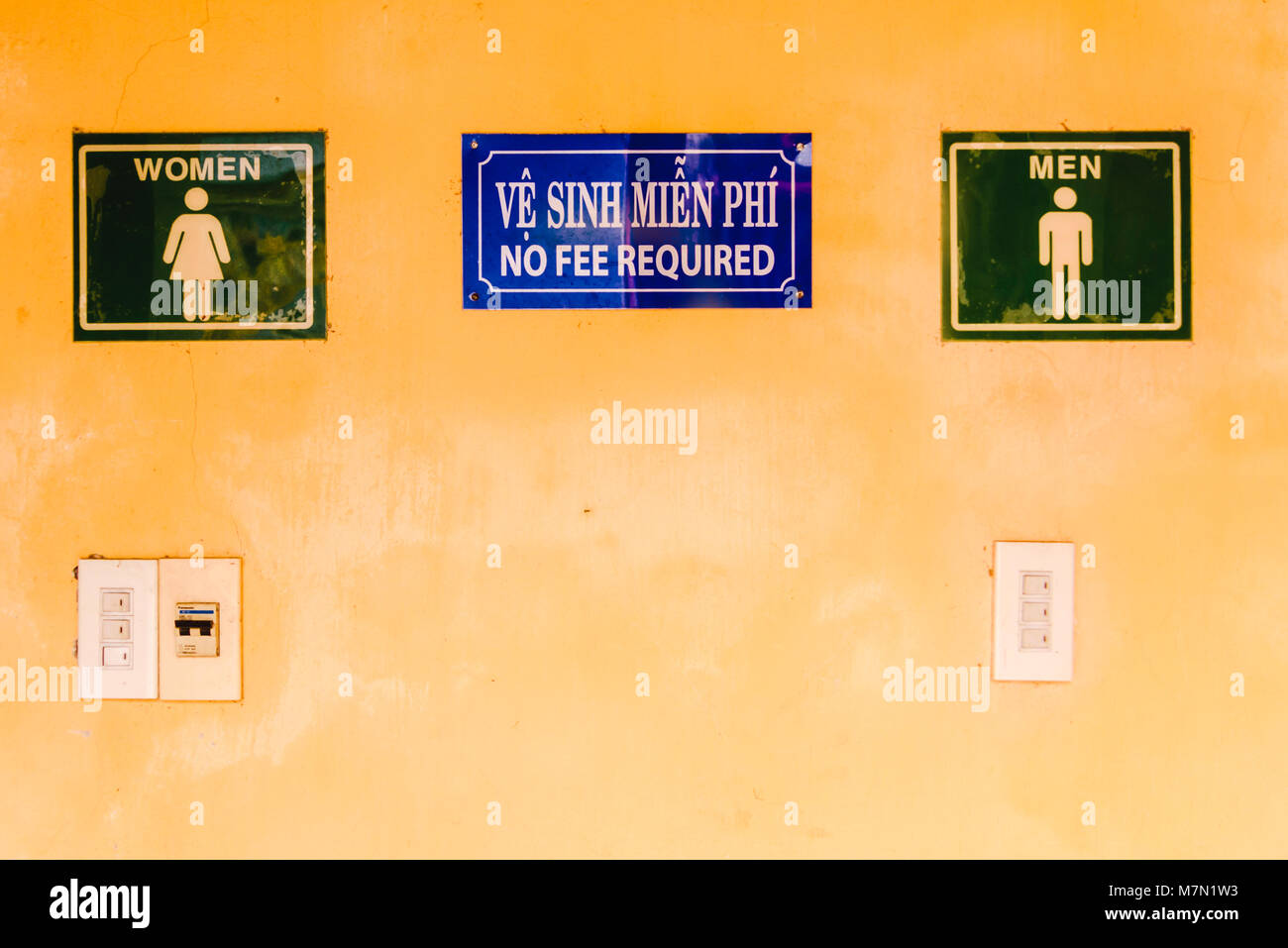 Fee required sign hi-res stock photography and images - Alamy