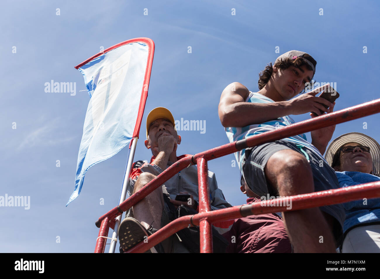 Crowds of people cheering hi-res stock photography and images - Alamy