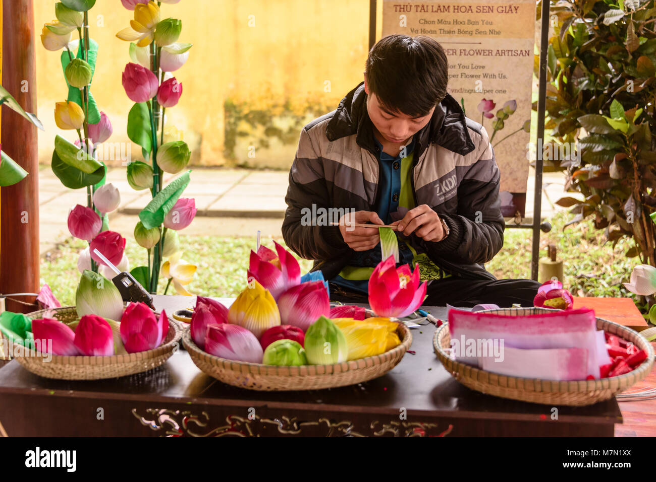 India paper flowers hi-res stock photography and images - Alamy