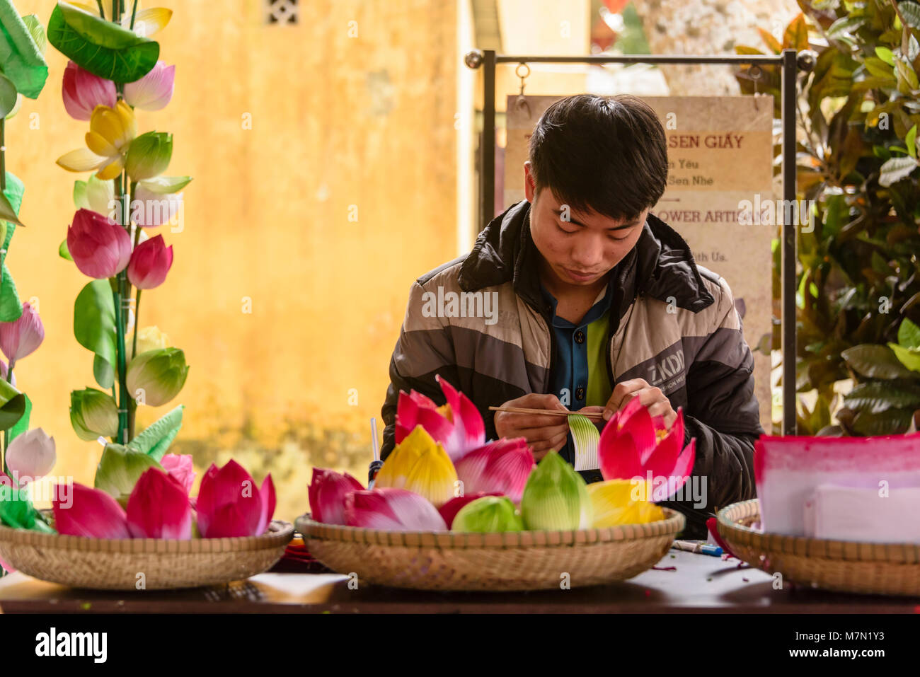 India paper flowers hi-res stock photography and images - Alamy