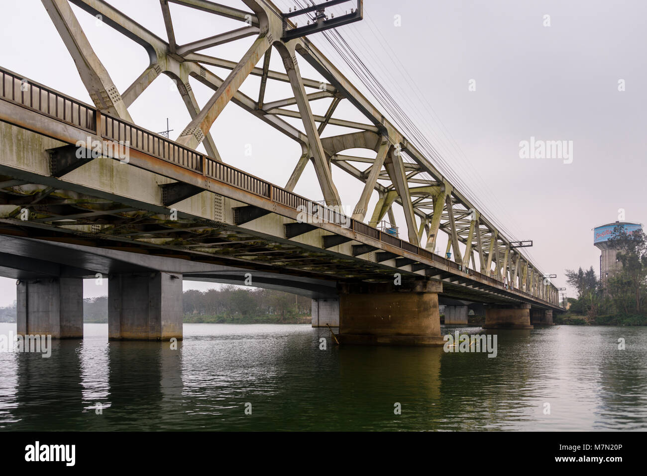 A steel truss road railway bridge over a river Stock Photo - Alamy
