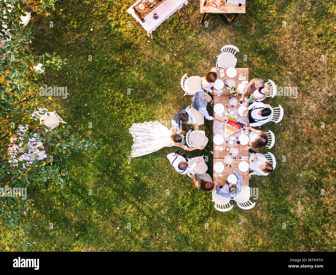 Wedding reception outside in the backyard Stock Photo - Alamy