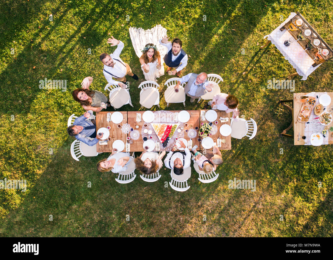Wedding reception outside in the backyard Stock Photo - Alamy
