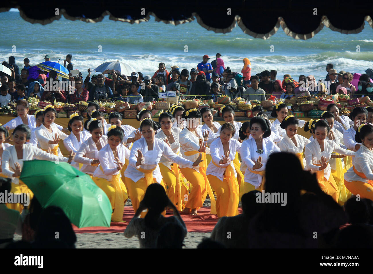 Rejang dance hi-res stock photography and images - Alamy