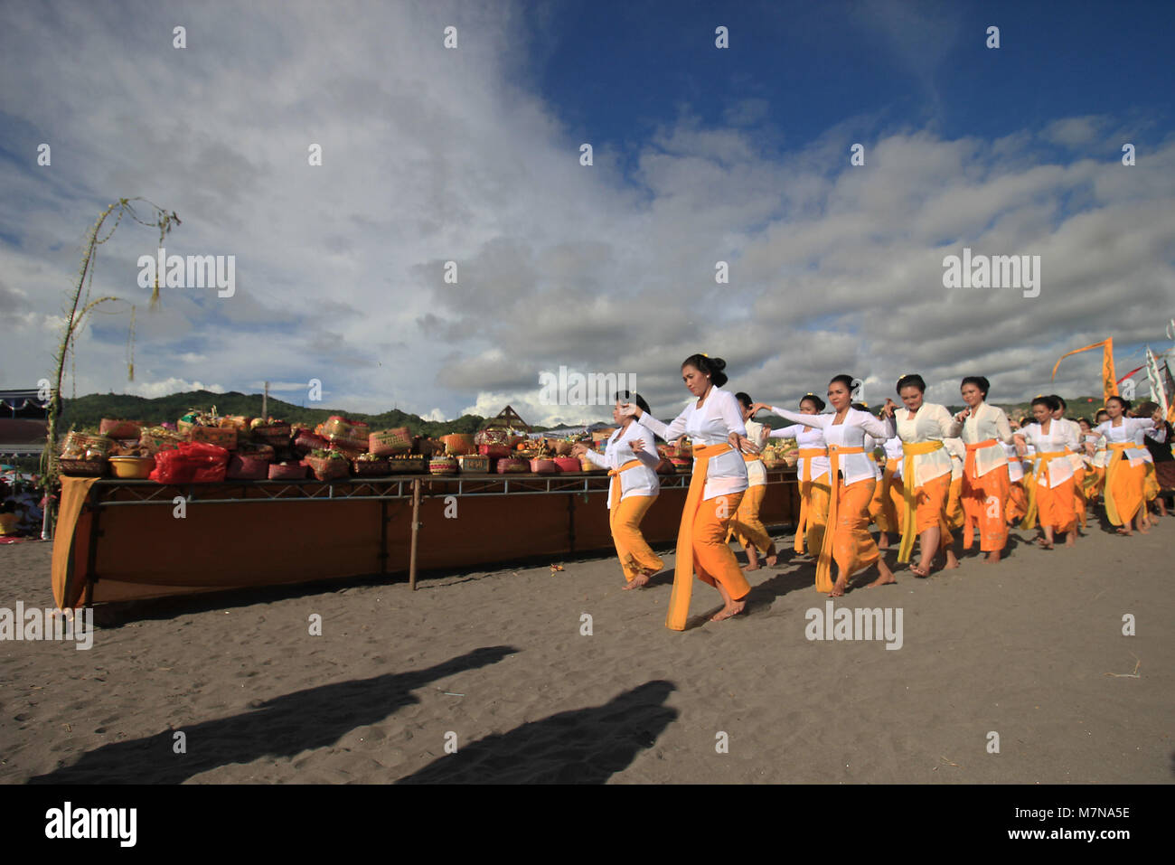 Rejang dance hi-res stock photography and images - Alamy