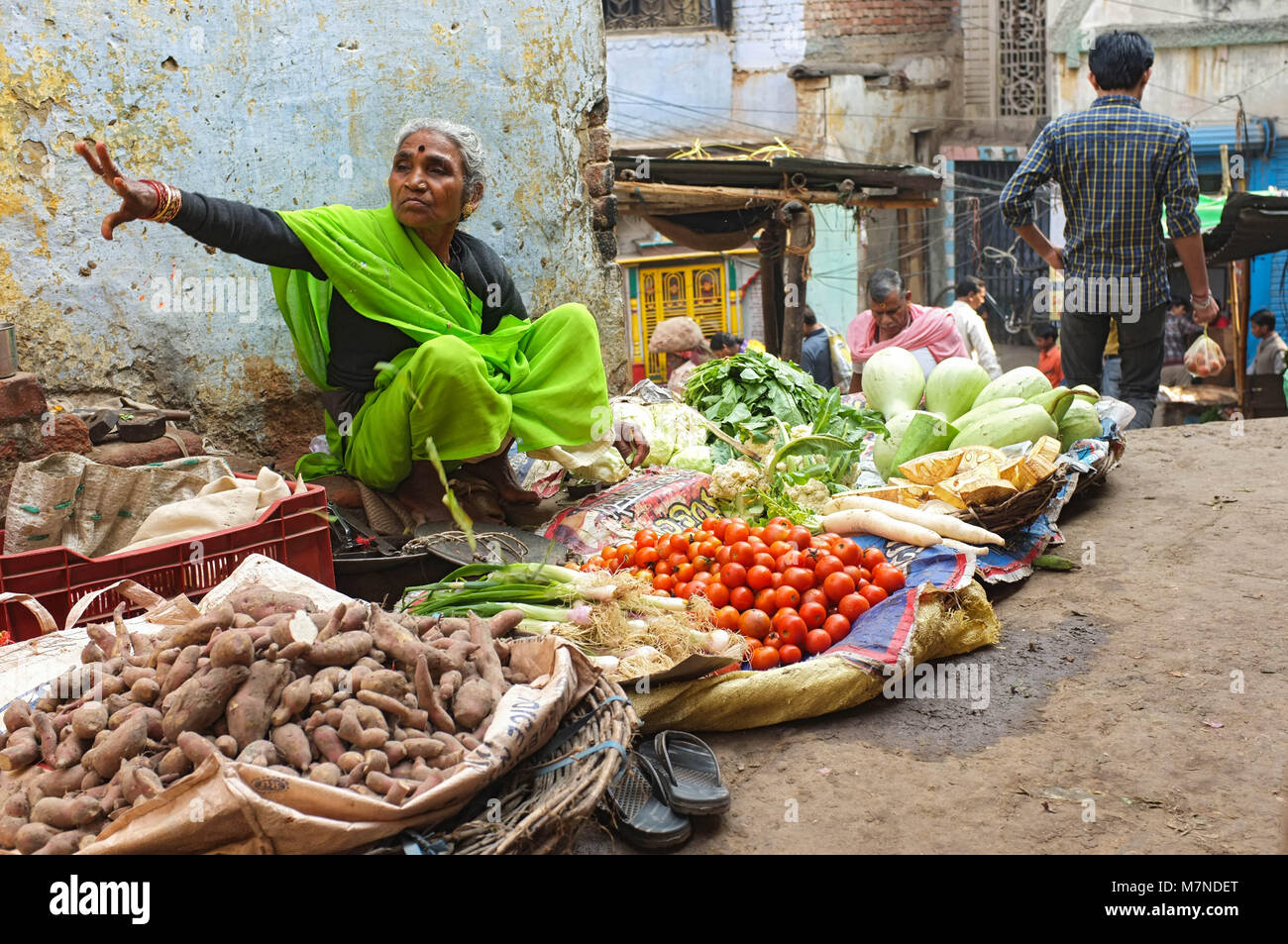Sales stand with fruit hi-res stock photography and images - Alamy