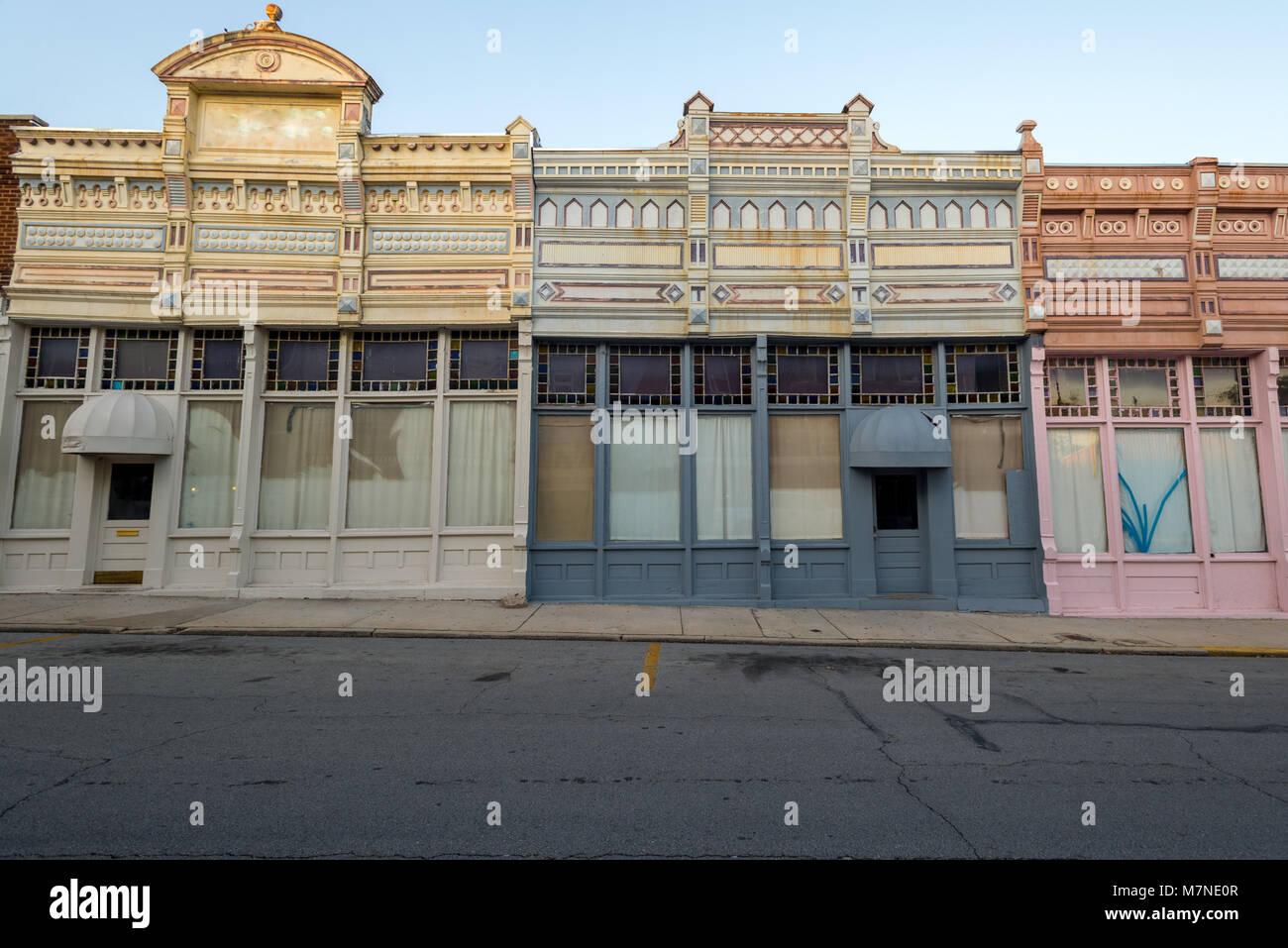 Metal building fronts hi-res stock photography and images - Alamy