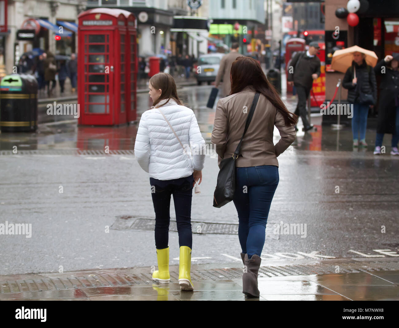 Piccadilly circus, London, UK. 12th Mar, 2018. Dull, wet and miserable ...