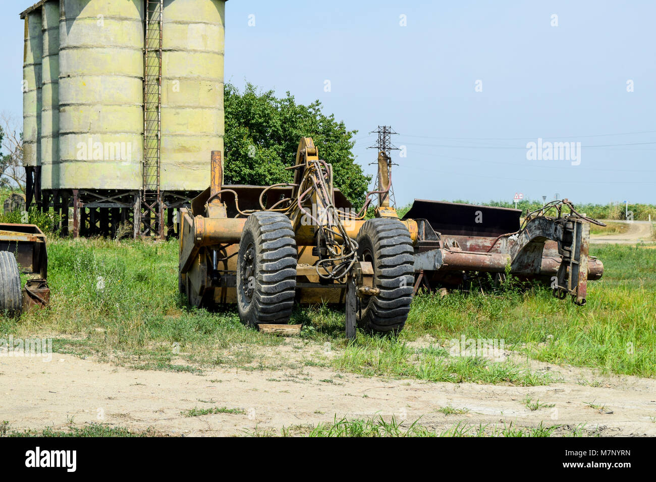 Grader on a trailer for heavy equipment. Trailer Hitch for tractors and ...