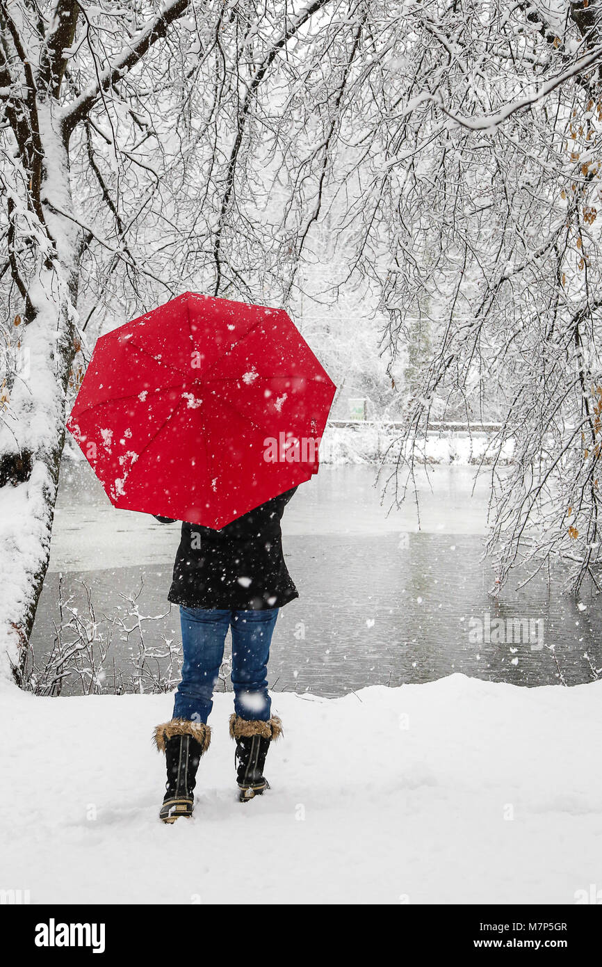 Red umbrella winter snow hi-res stock photography and images - Alamy