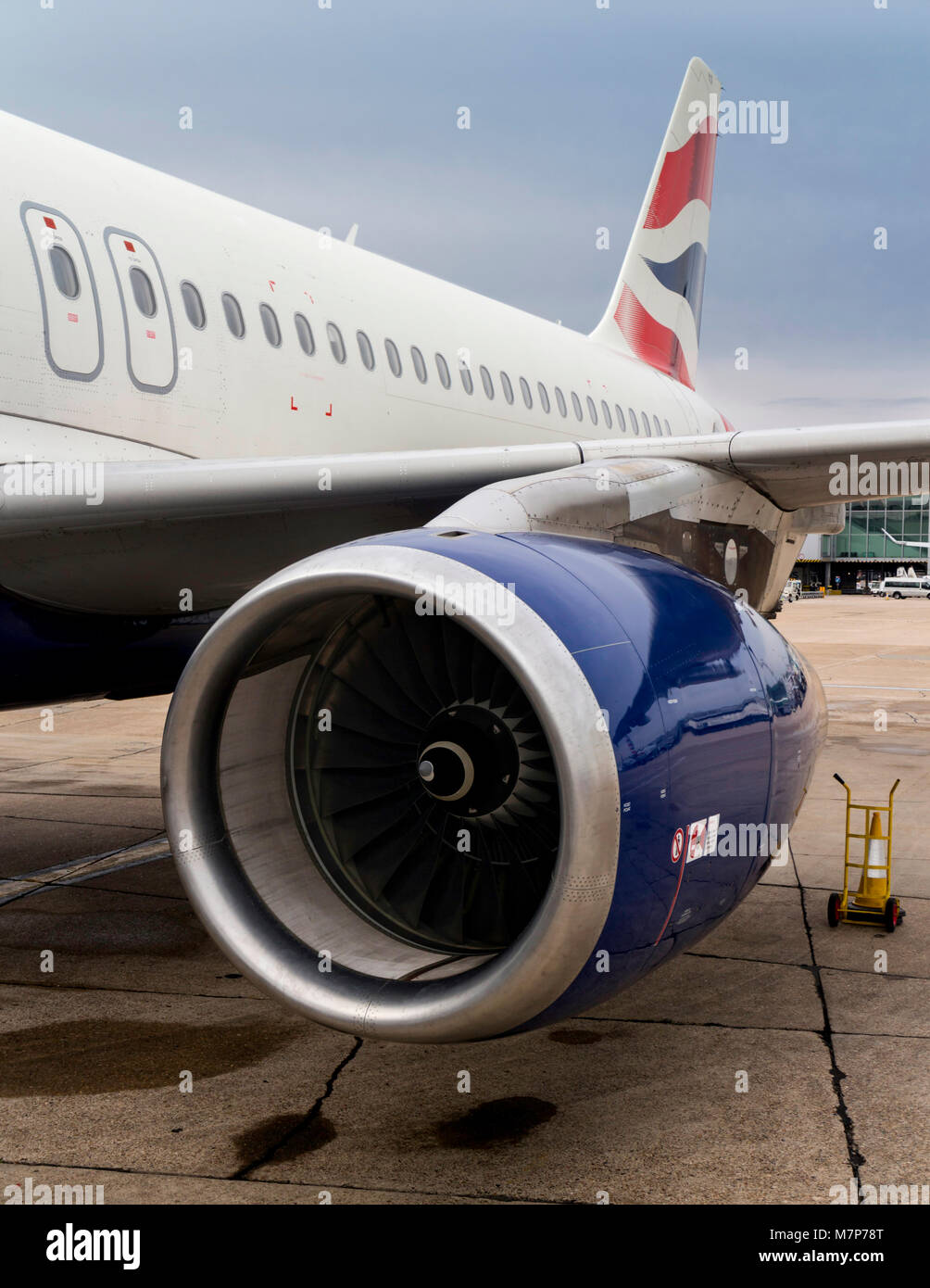 Heathrow apron hi-res stock photography and images - Alamy