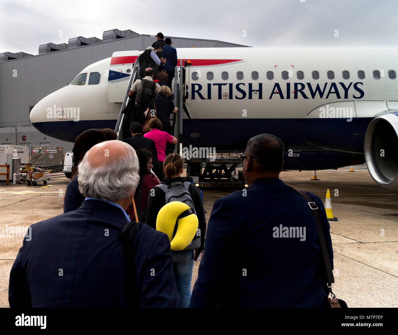 Queue plane heathrow airport hi-res stock photography and images - Alamy