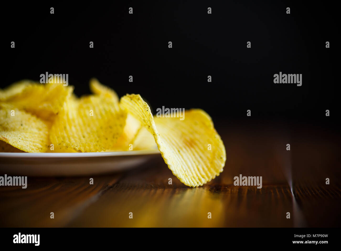 Crispy potato chips in a white plate Stock Photo - Alamy