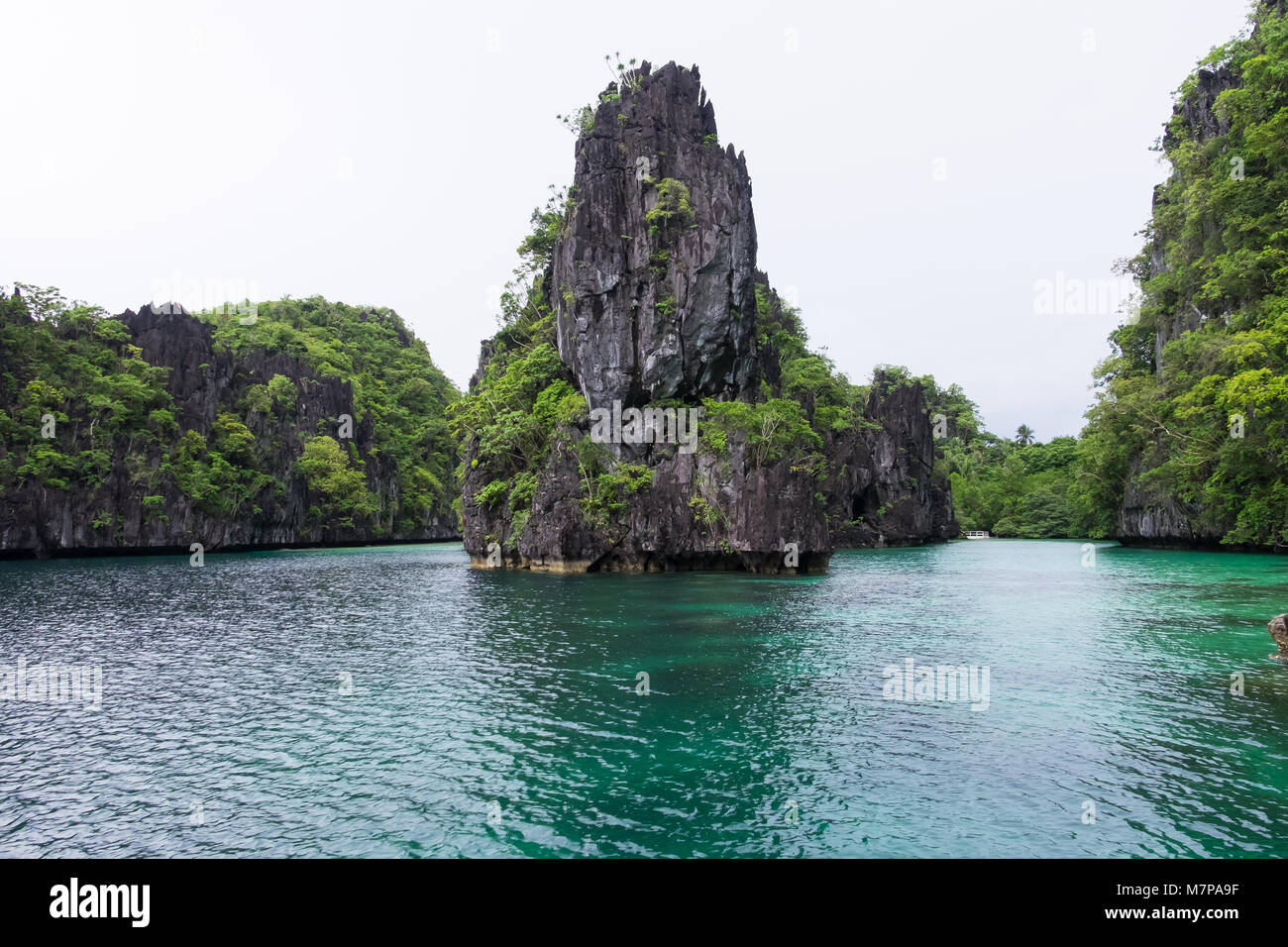 Beautiful rock formation in the ocean - El Nido, Palawan, Philippines ...