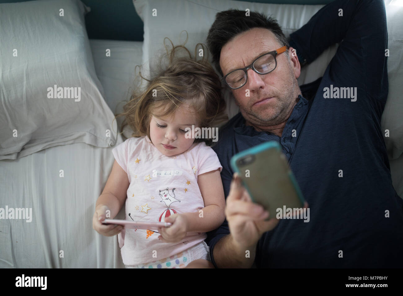 Father daughter using mobile phone hi-res stock photography and images ...