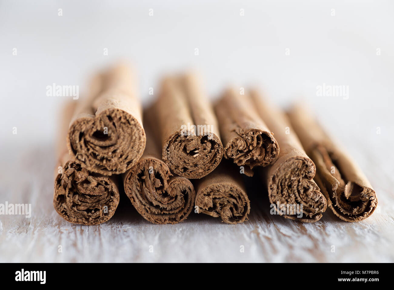 Cinnamon sticks, close-up horizontally Stock Photo - Alamy