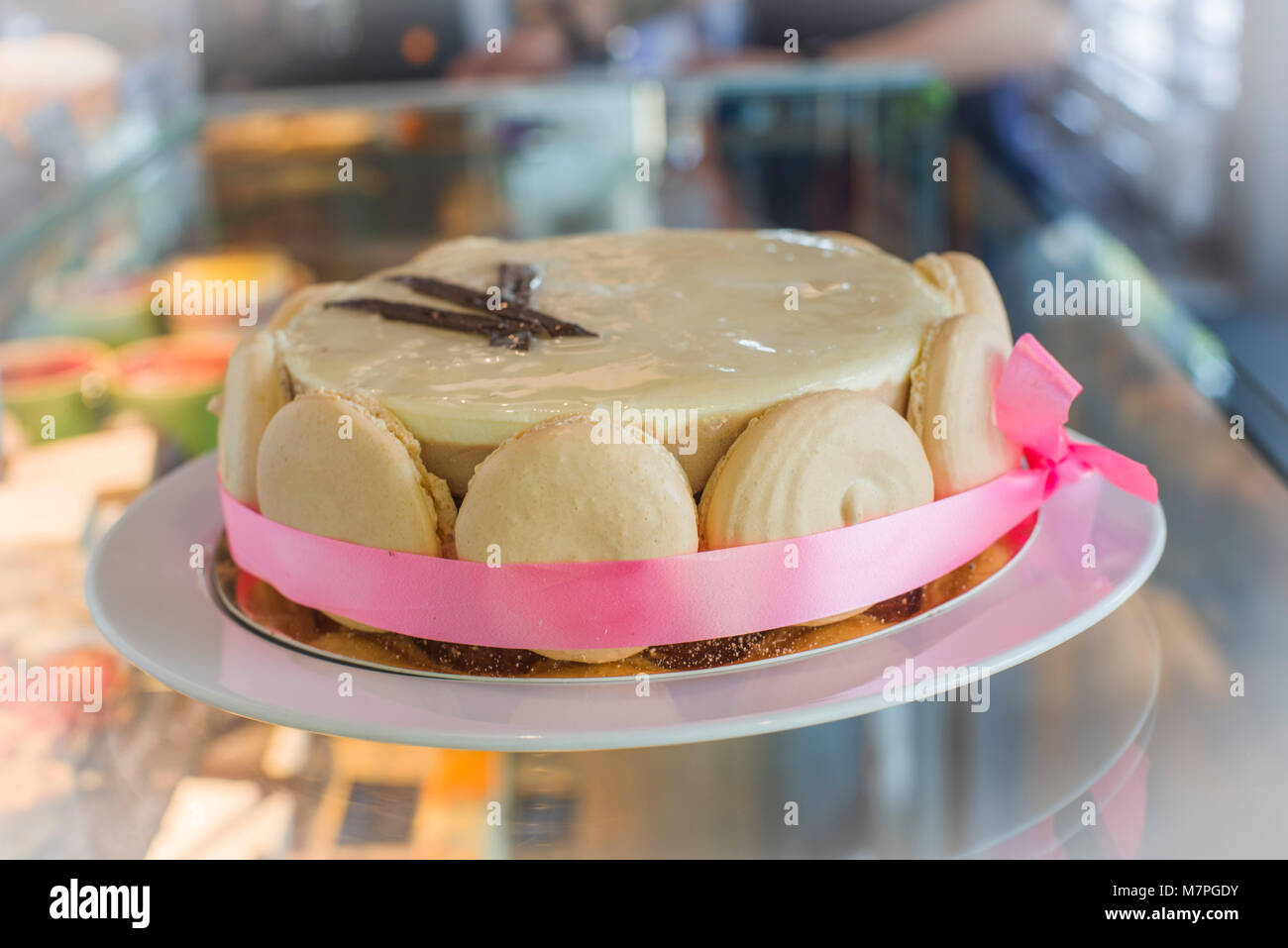 Round cake hi-res stock photography and images - Alamy