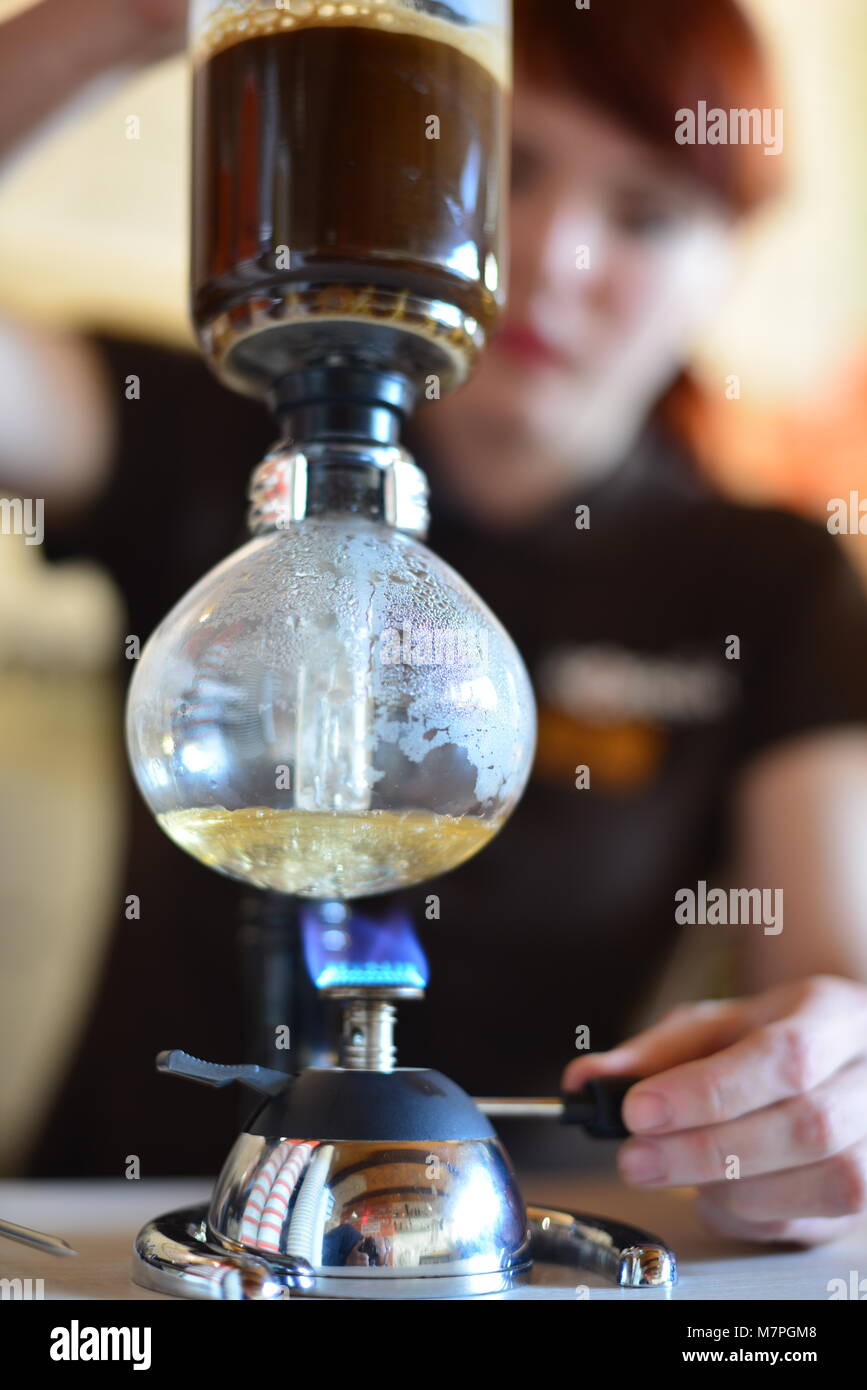 Coffee brewing in the Syphon - glass device with 2 cameras and filter ...