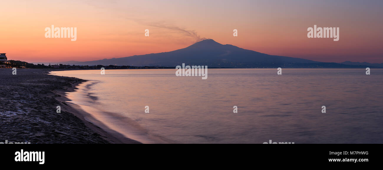 Beautiful sunset twilight on Agnone Bagni sea beach with smoky Etna ...