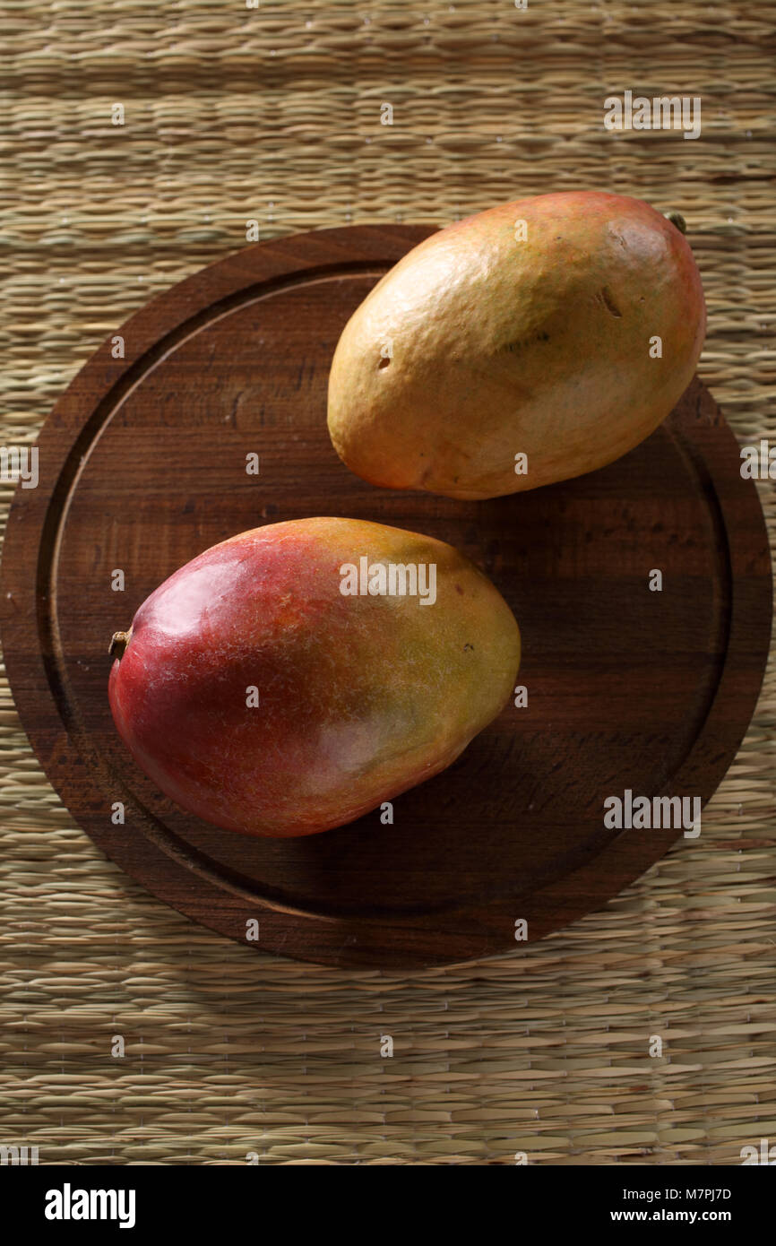 Two mangoes hi-res stock photography and images - Alamy