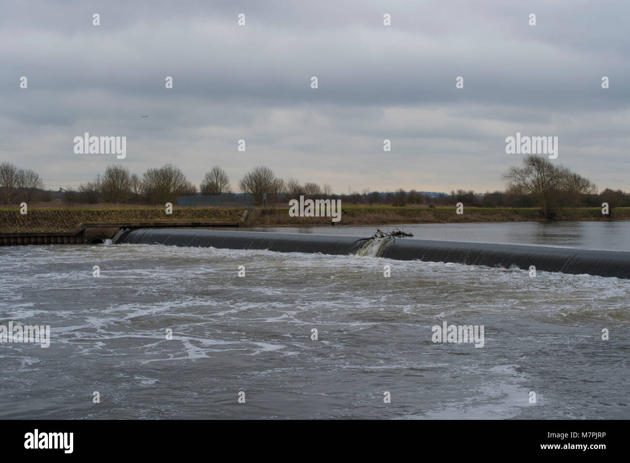 Wier barrier hi-res stock photography and images - Alamy