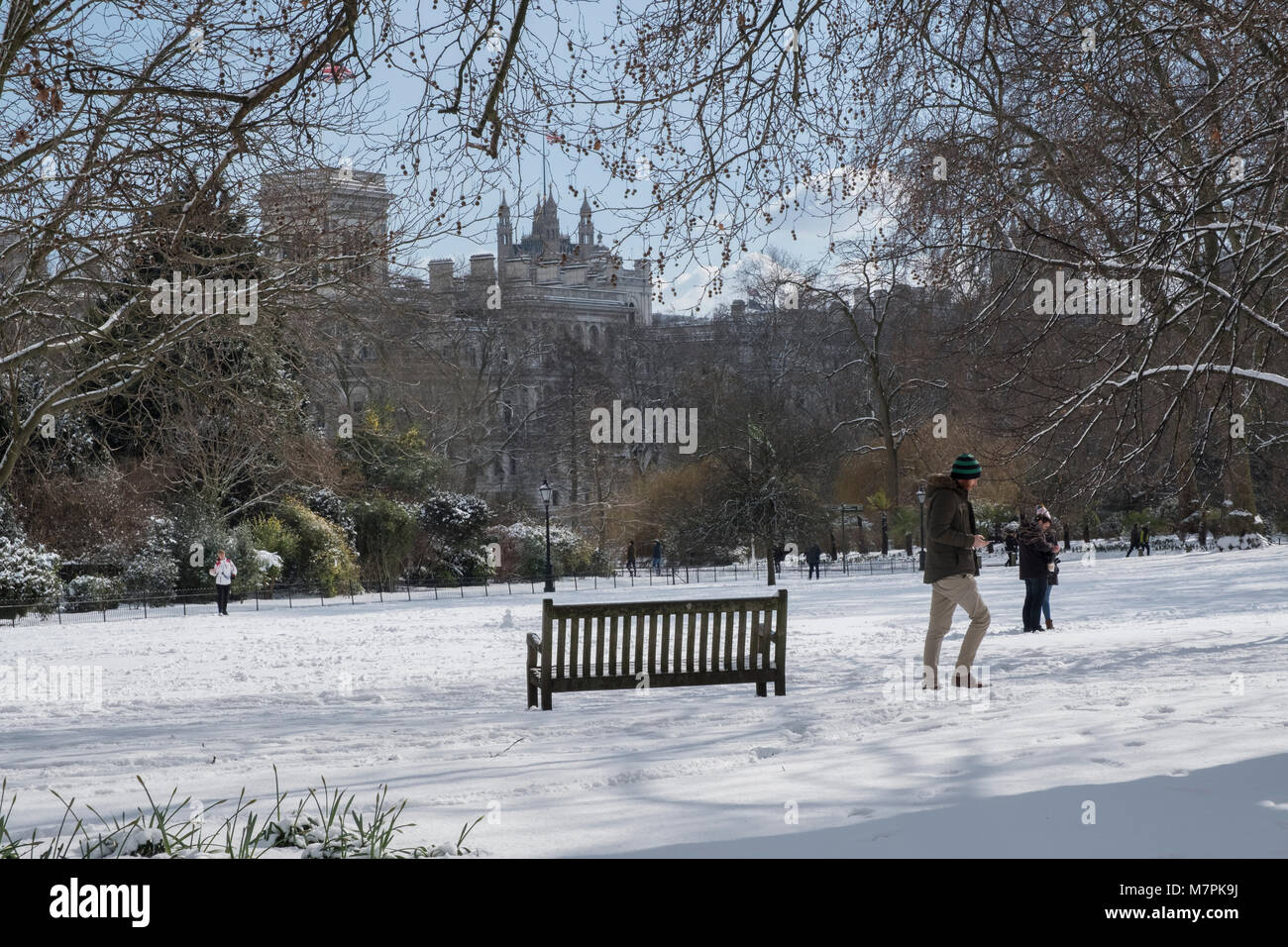 People in the snow in st james park hi-res stock photography and images ...