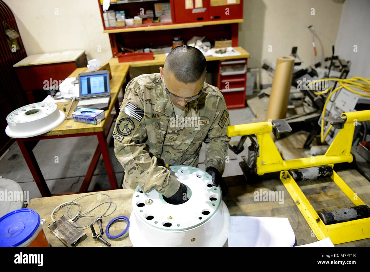 Proper assembly hi-res stock photography and images - Alamy