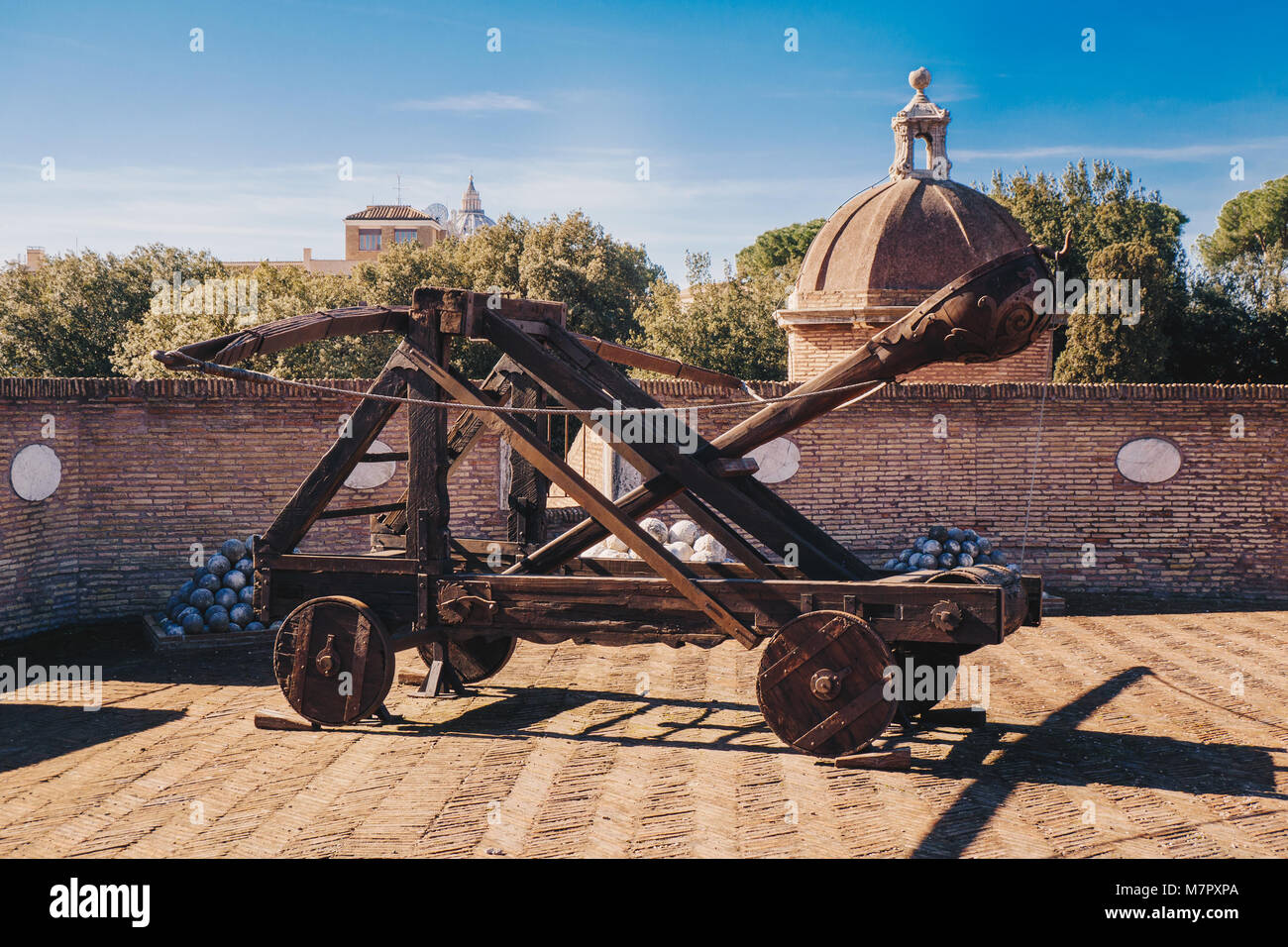 Catapult roman hi-res stock photography and images - Alamy