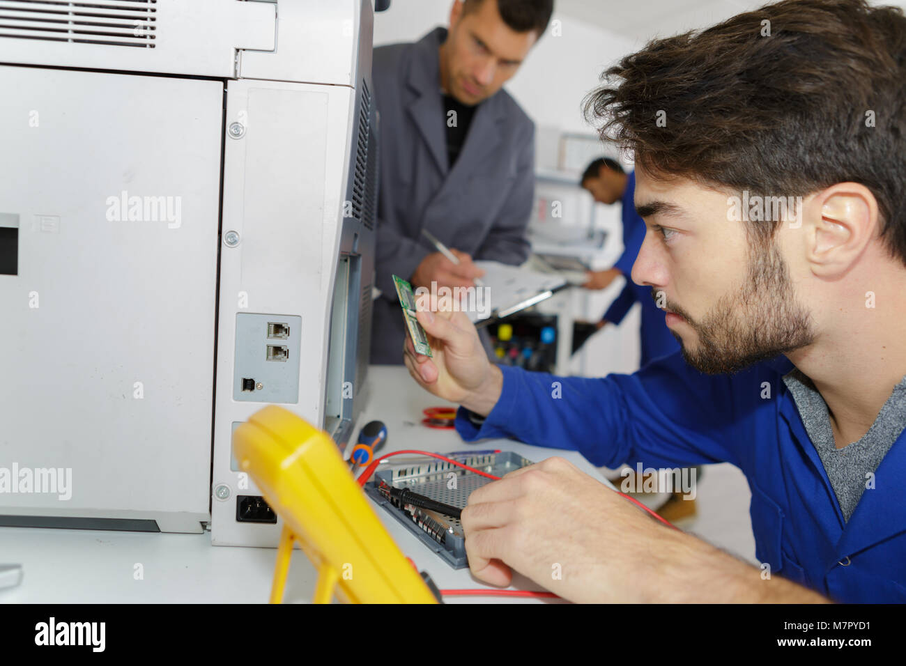 lesson with an electrician and apprentice Stock Photo - Alamy