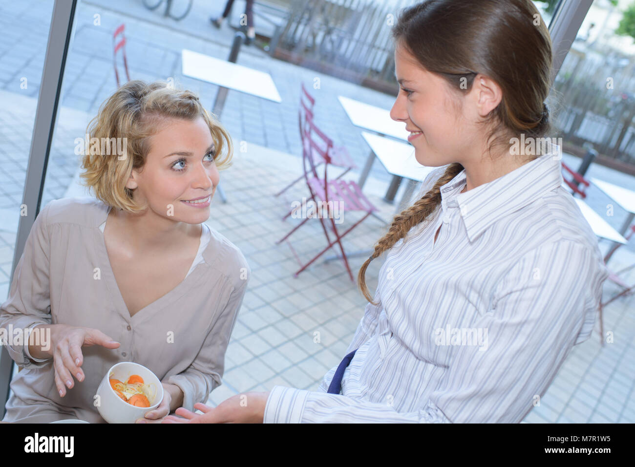 Girls cafe waitress hi-res stock photography and images - Alamy