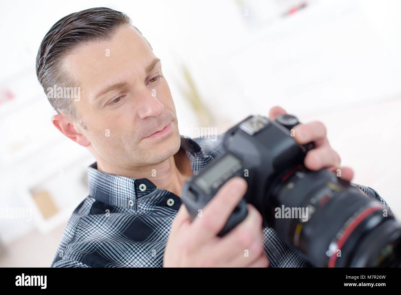man with high powered camera Stock Photo - Alamy