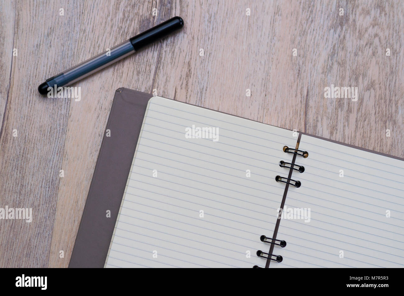 Black pen and note pad diary Stock Photo - Alamy