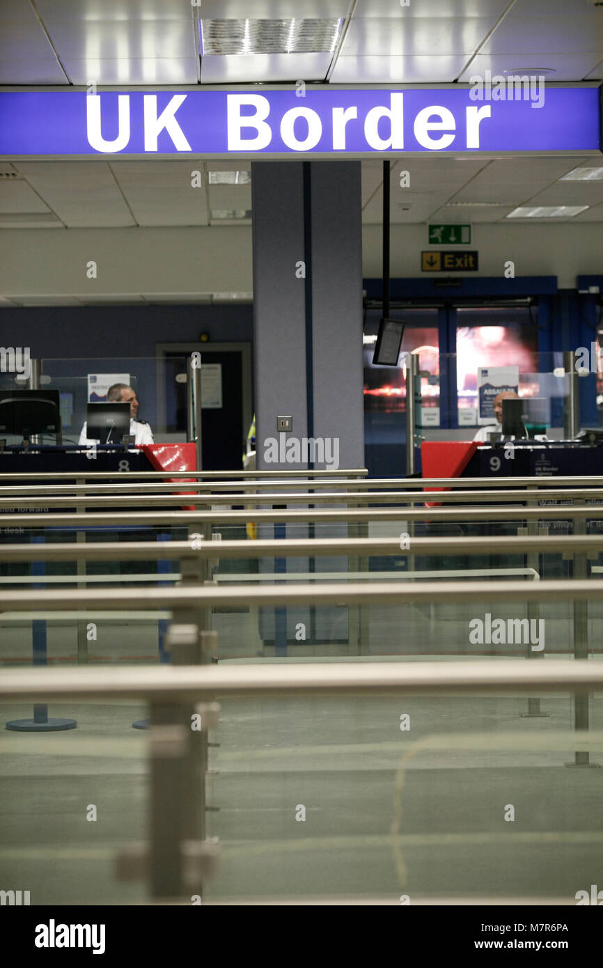 Uk border passport checks hi-res stock photography and images - Alamy