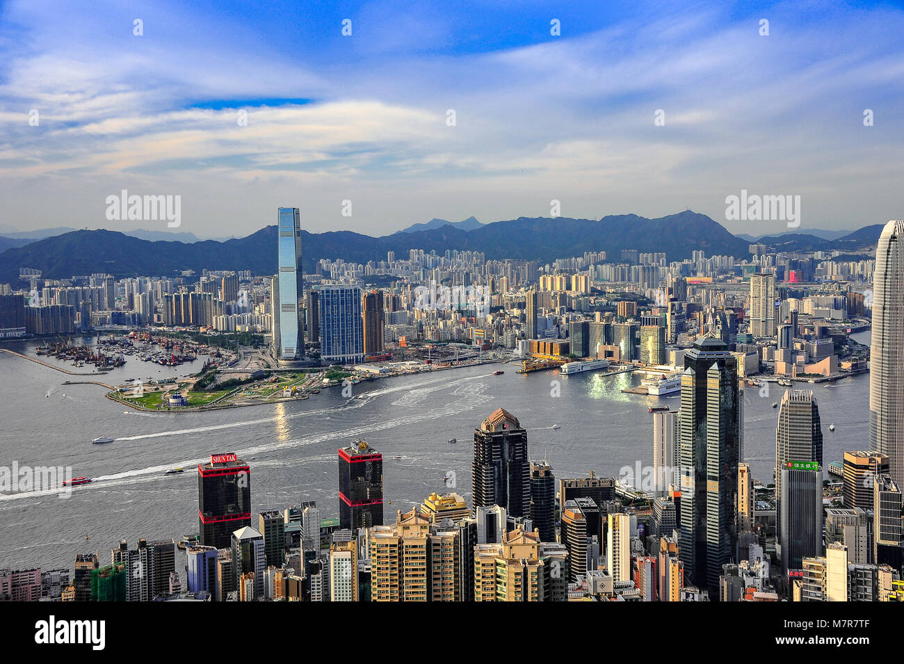 The setting sun, golden colours and reflections - Victoria Harbour ...