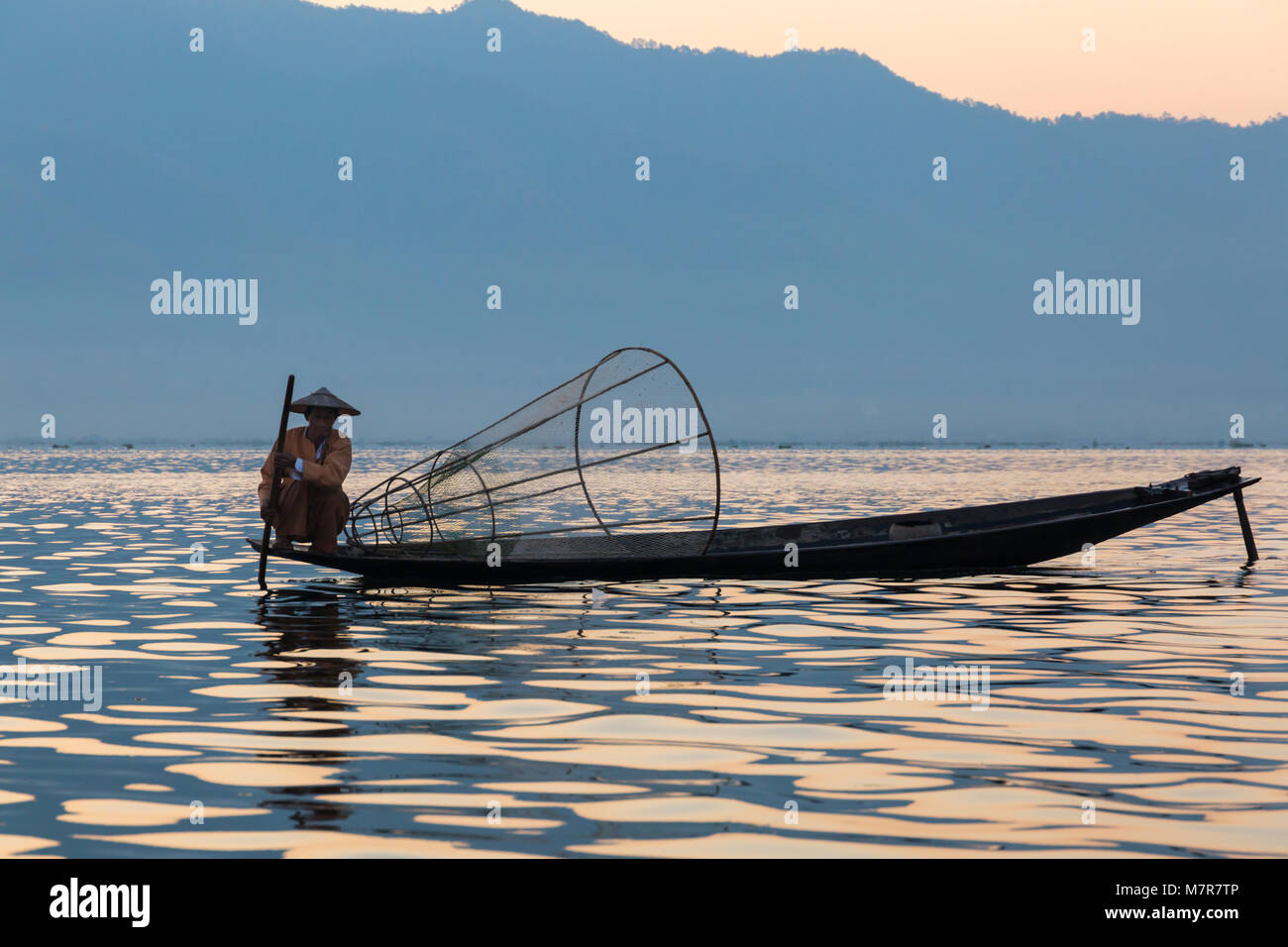 Intha leg rowing fisherman at Inle Lake, Shan State, Myanmar (Burma ...