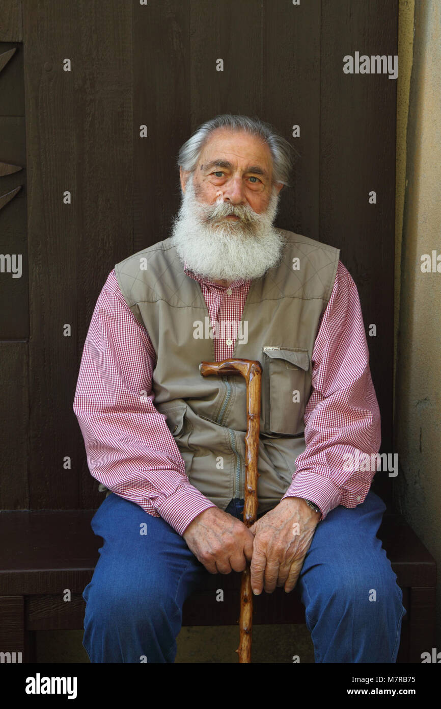 66/5000 Italian man with big beard is sitting on a bench in Orvieto ...
