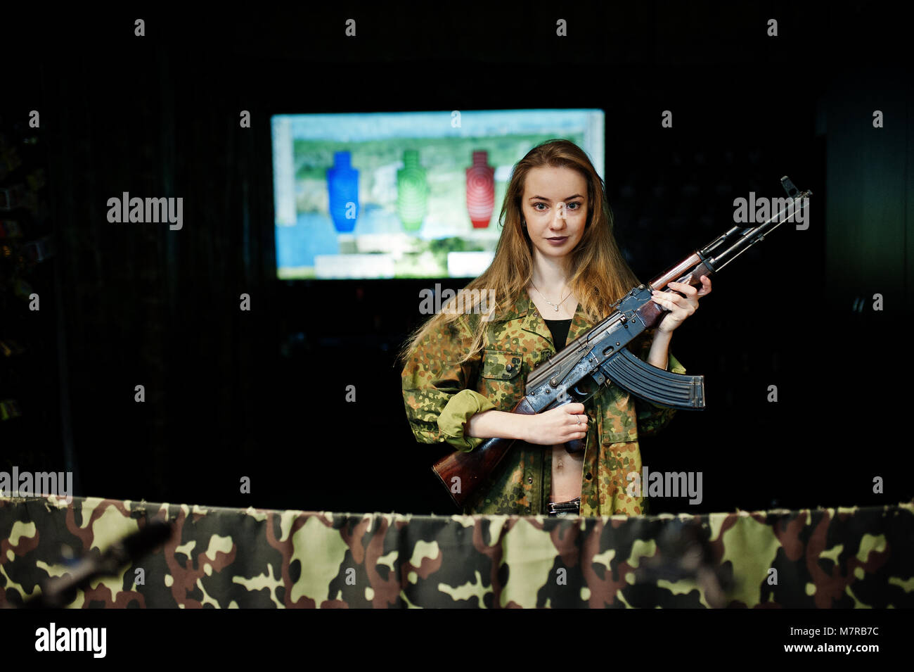Girl with machine gun at hands on shooting range Stock Photo - Alamy