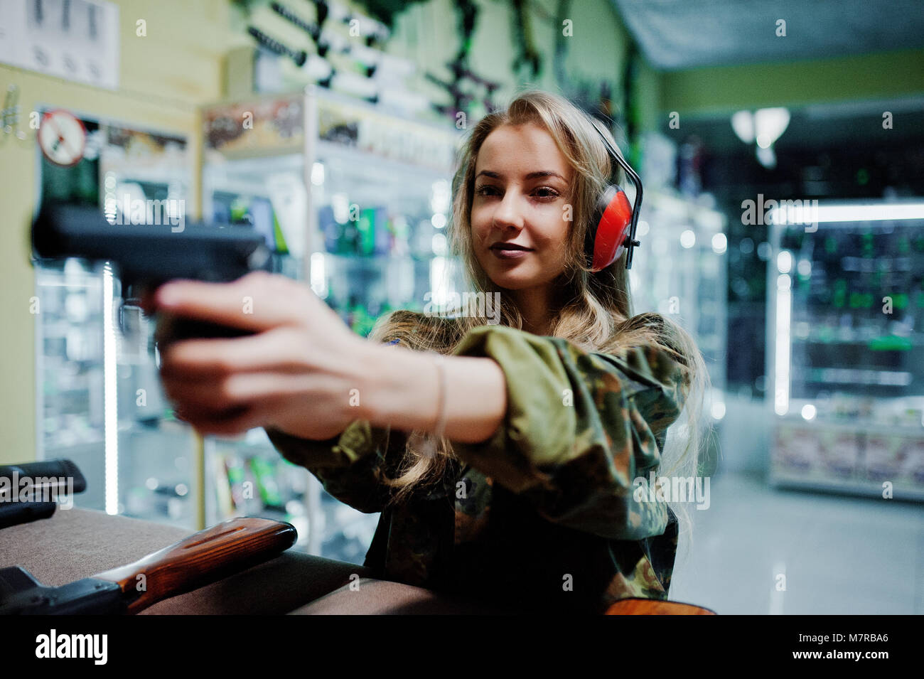 Woman shooting range shoots hi-res stock photography and images - Alamy