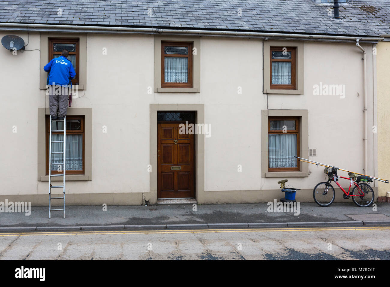 Man cleaning windows hi-res stock photography and images - Alamy