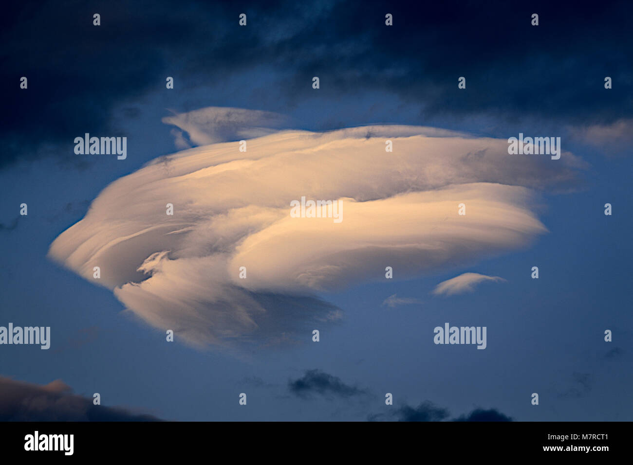 Lenticular cloud hi-res stock photography and images - Alamy