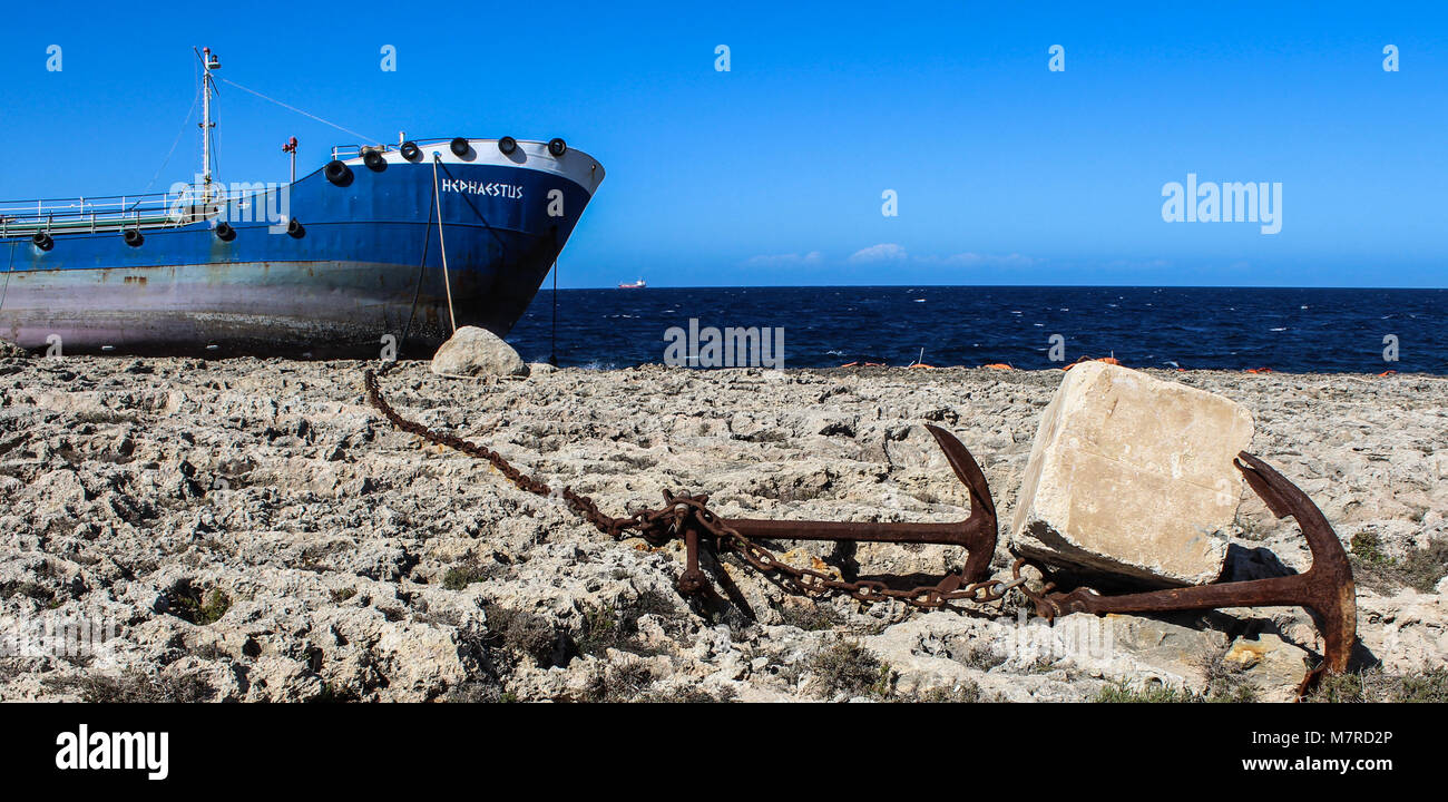 Stranded boat big ocean hi-res stock photography and images - Alamy