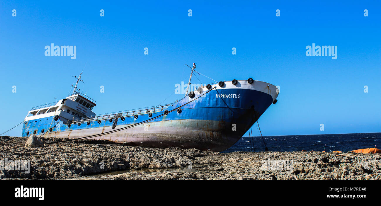 Stranded boat big ocean hi-res stock photography and images - Alamy