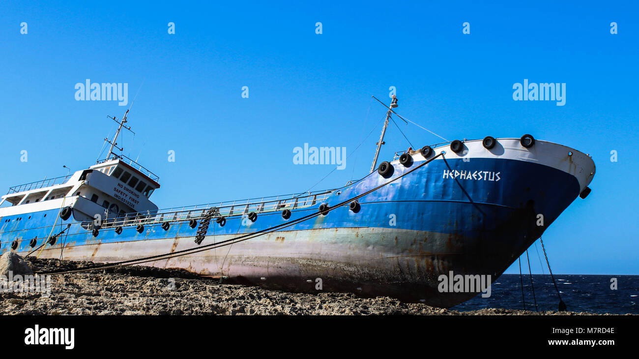 stranded ship on the rocks buggiba 12.03.2018 Stock Photo - Alamy