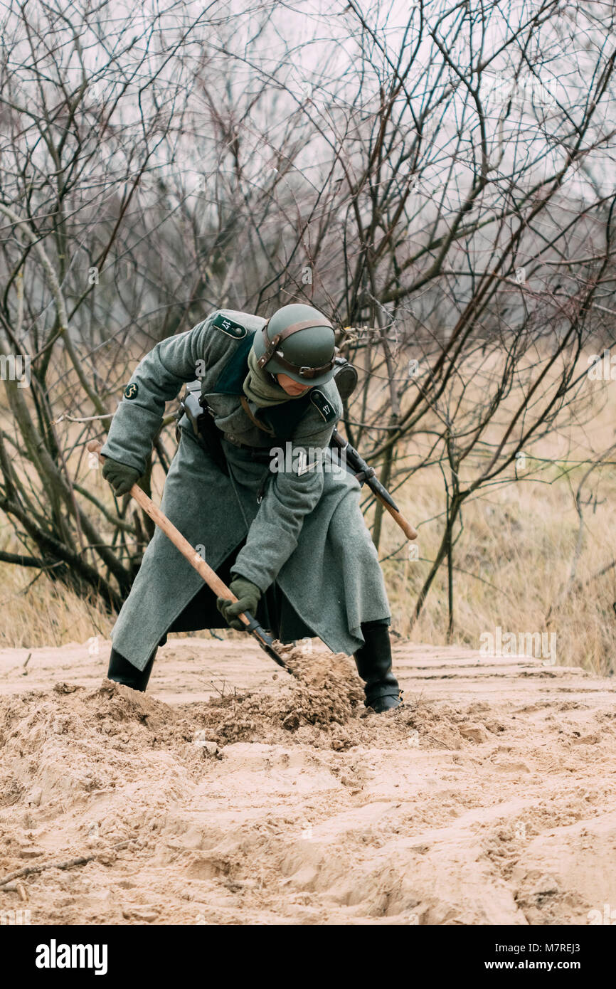 German soldier Wehrmacht with a shovel strengthens the trench Stock ...