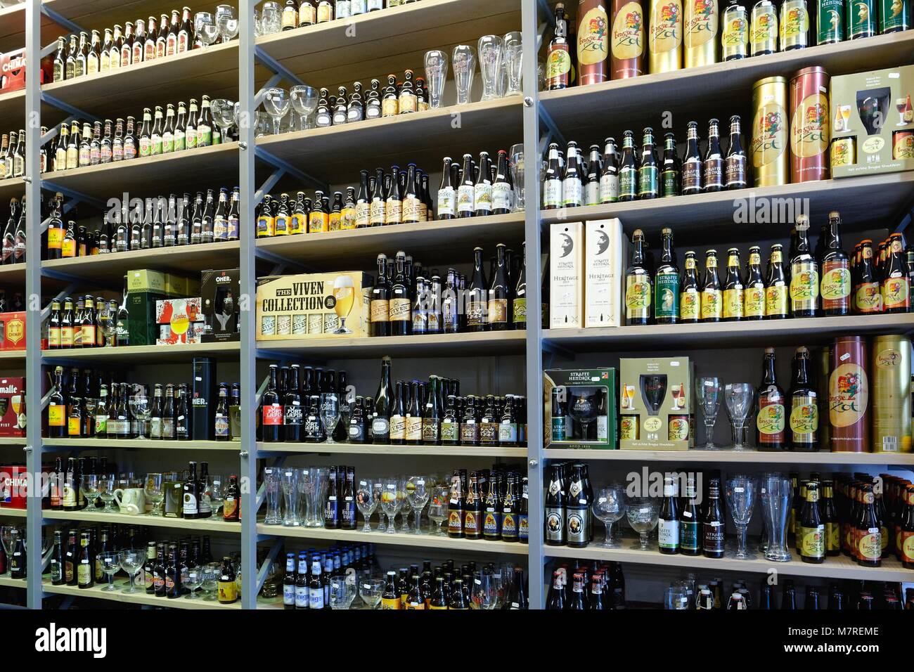 Shop shelves hi-res stock photography and images - Alamy