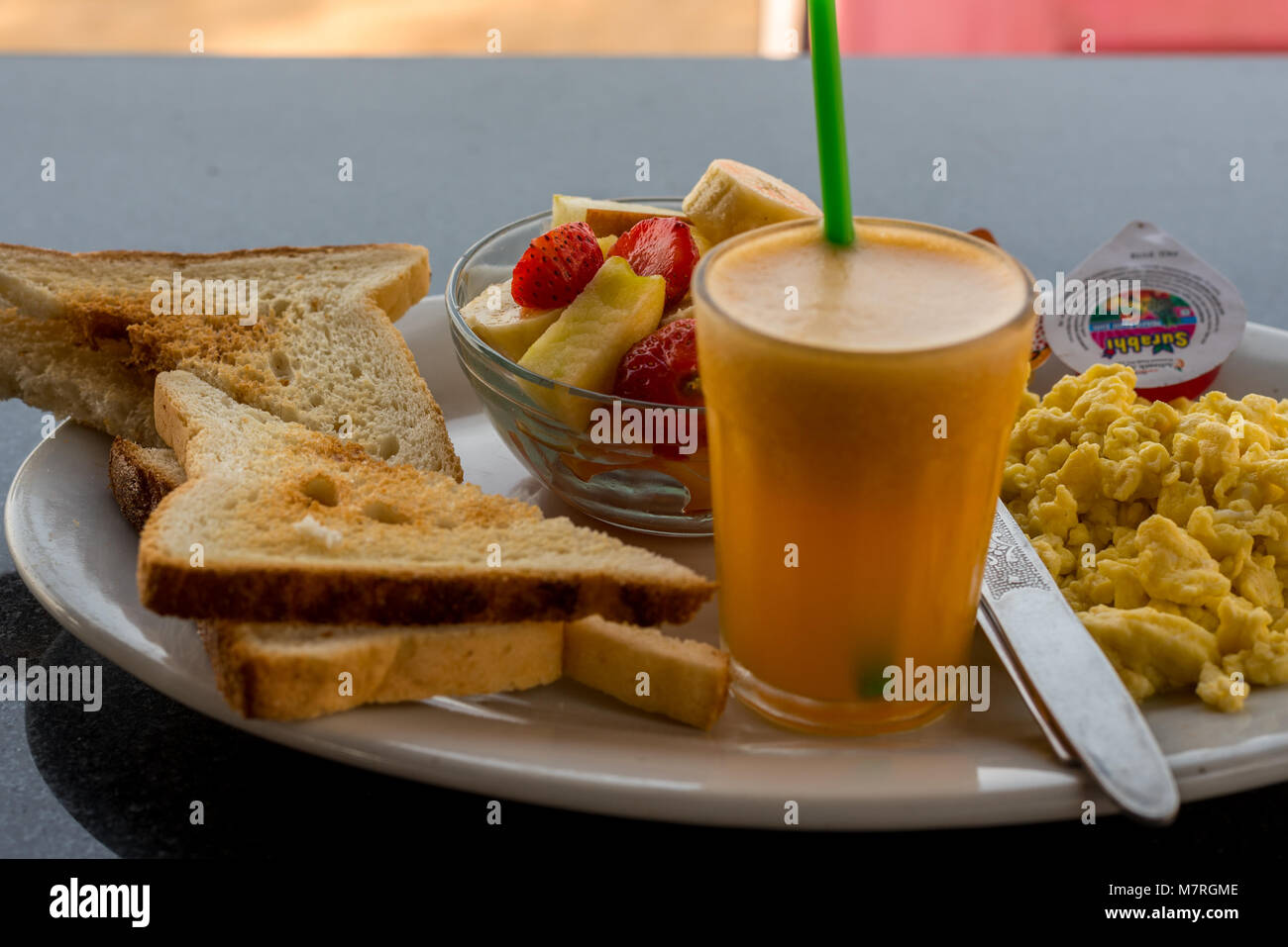 Morning scrambled egg breakfast on a beach Stock Photo - Alamy