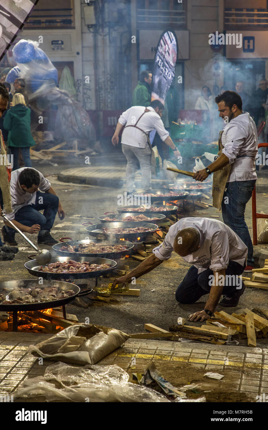 Too many cooks hi-res stock photography and images - Alamy